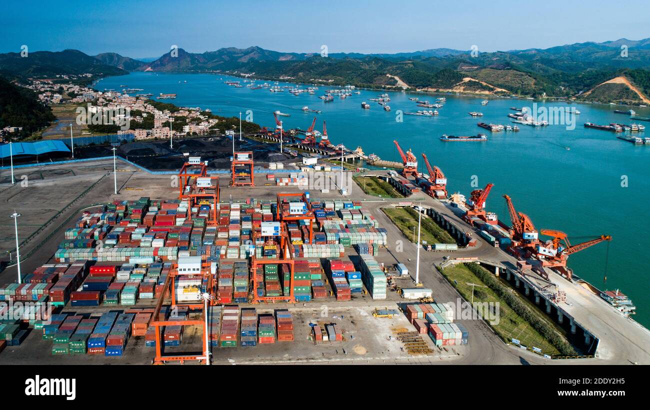 Guangxi wuzhou: busy port Stock Photo - Alamy