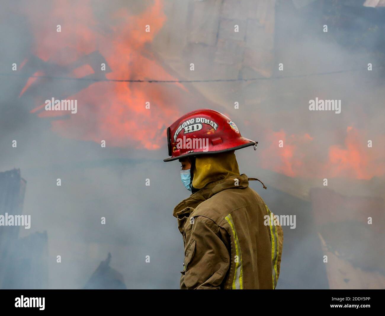 Manila, Philippines. 27th Nov, 2020. A firefighter is seen on the site ...