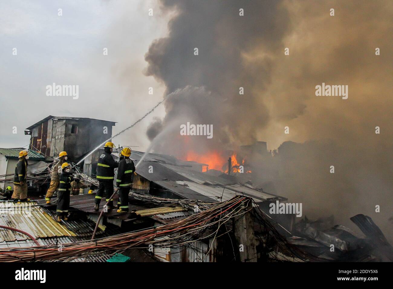 Manila, Philippines. 27th Nov, 2020. Firefighters try to put out a fire ...