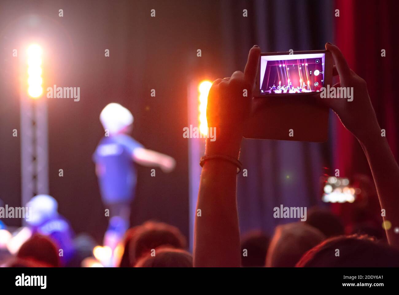 Fan taking photo smartphone hi-res stock photography and images - Alamy