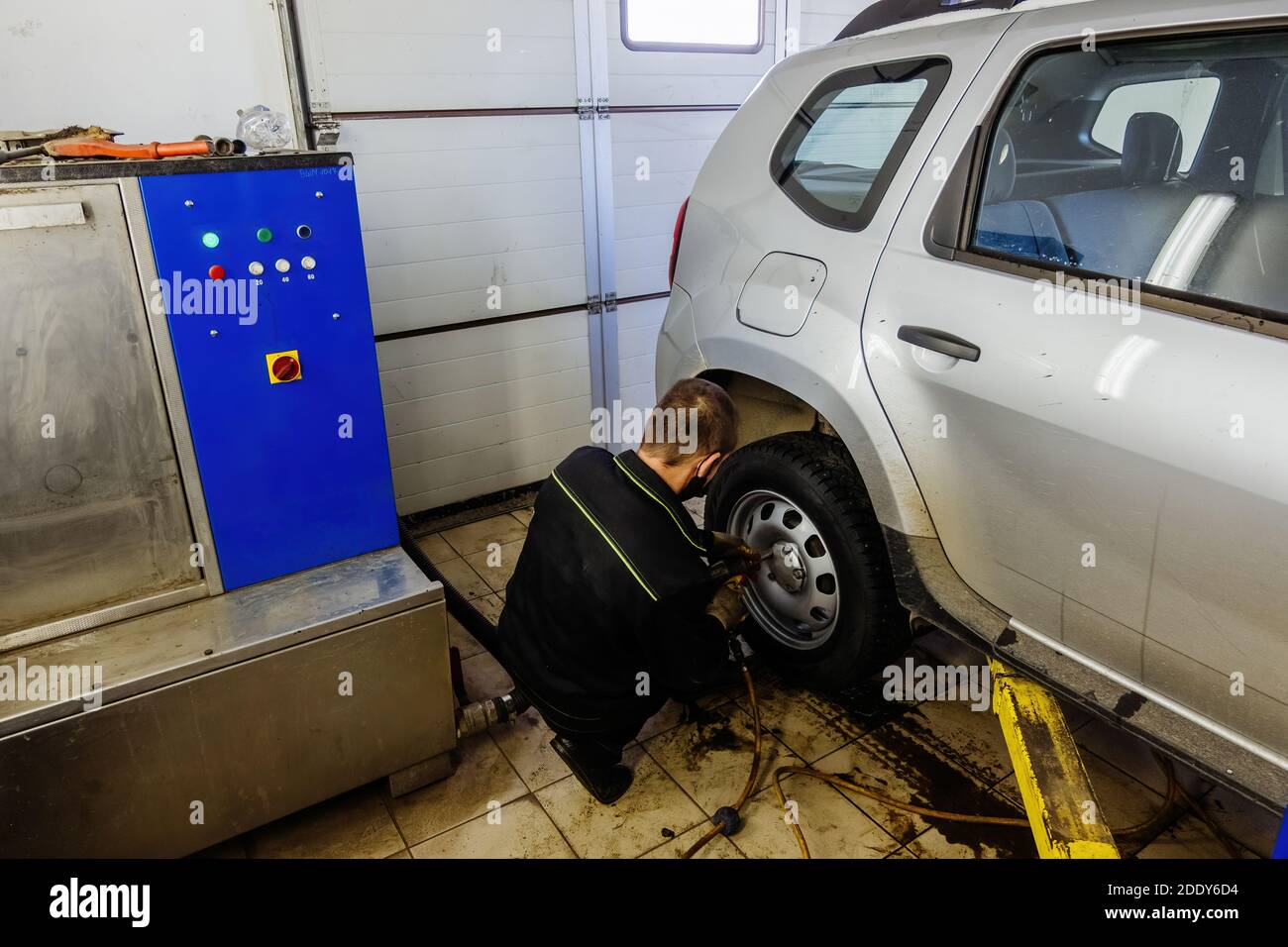 Changing the wheel hi-res stock photography and images - Alamy