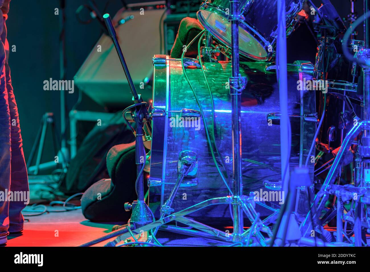 Concert drum set. Blue drums on stage Stock Photo - Alamy