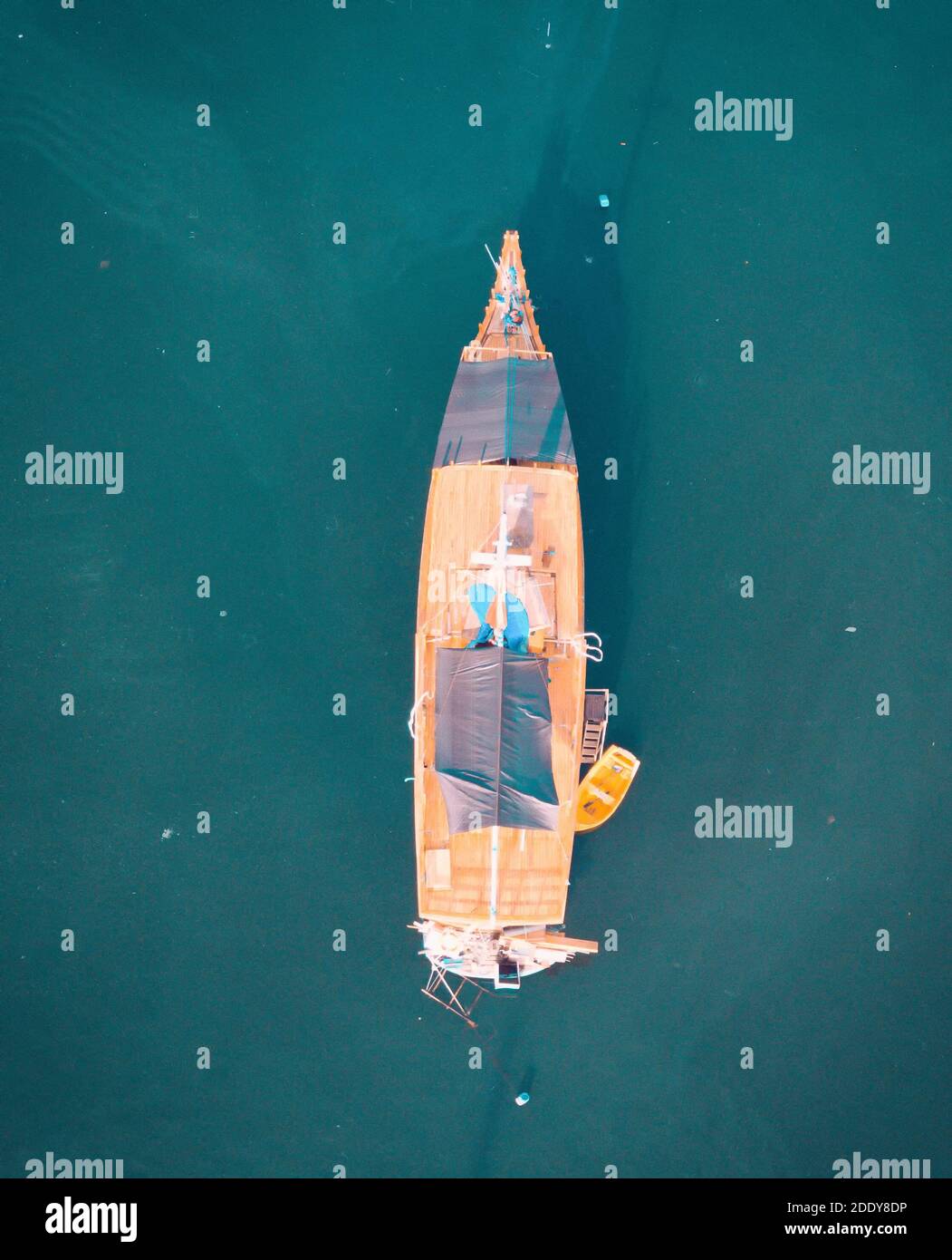 A vertical aerial overhead shot of a boat at the sea Stock Photo - Alamy