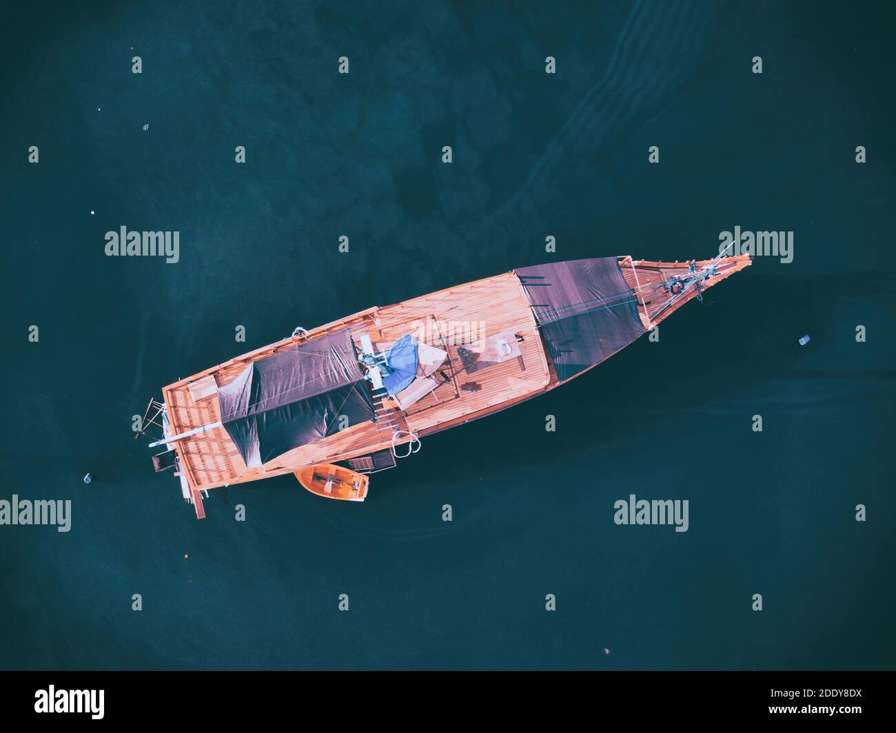Aerial overhead shot boat hi-res stock photography and images - Alamy