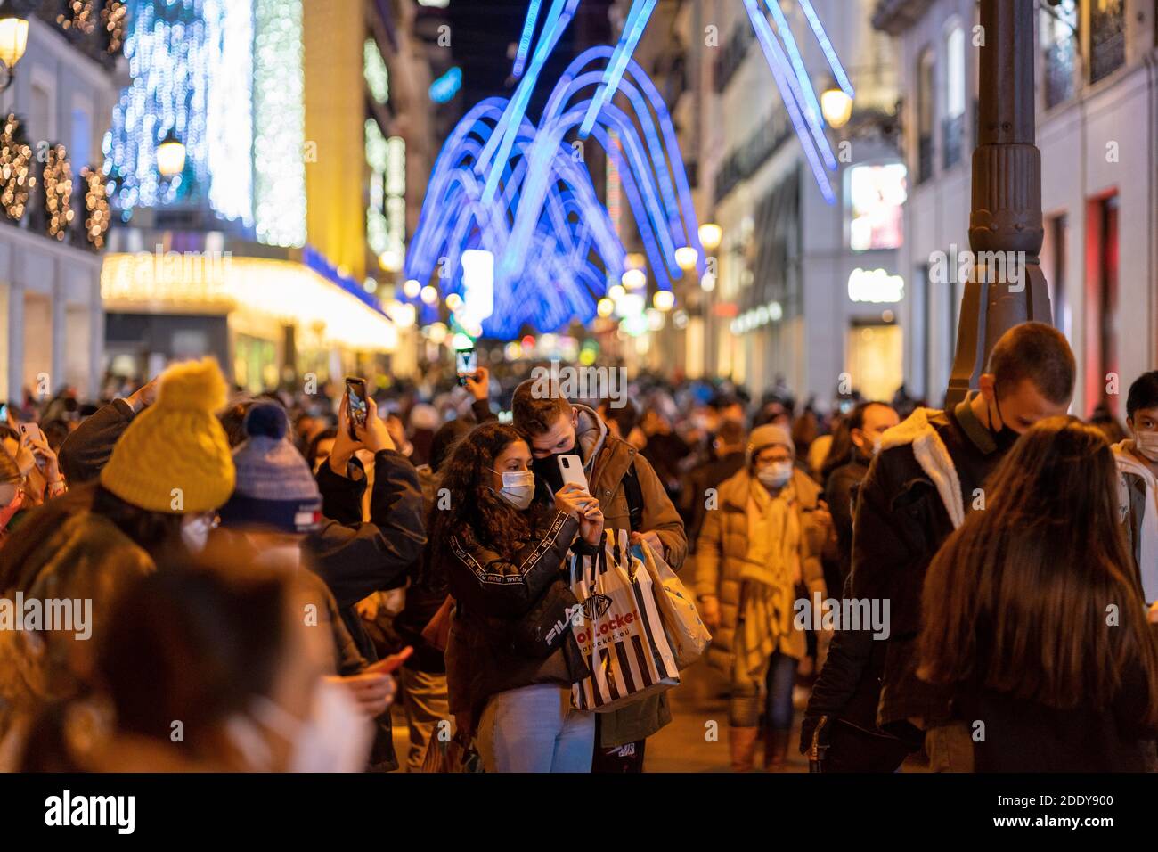 Crowds of people wearing masks hi-res stock photography and images - Alamy