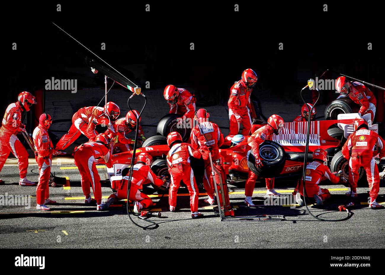 F1 pit crew hi-res stock photography and images - Alamy