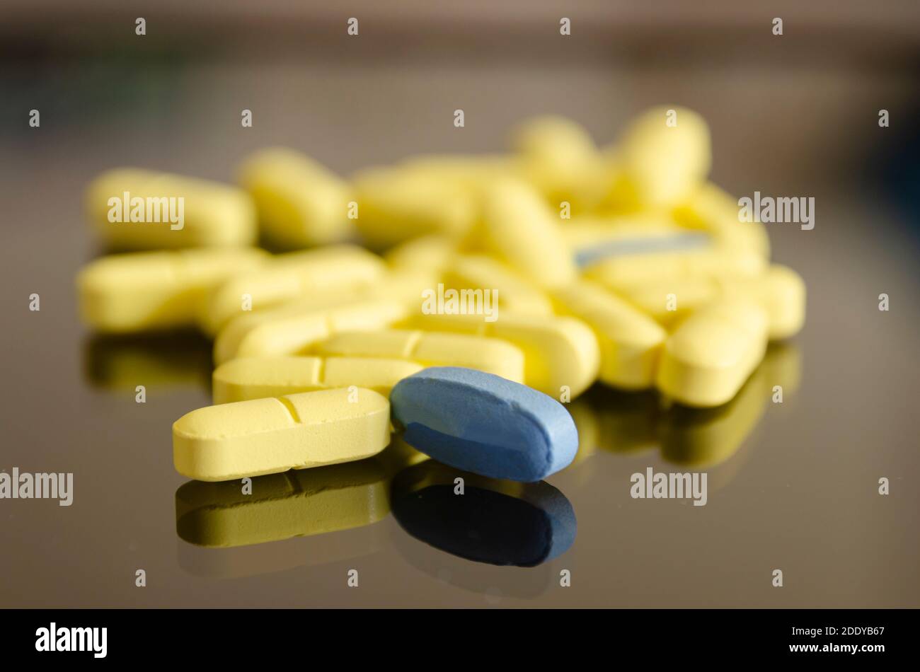 Yellow pharmaceutical hi-res stock photography and images - Alamy