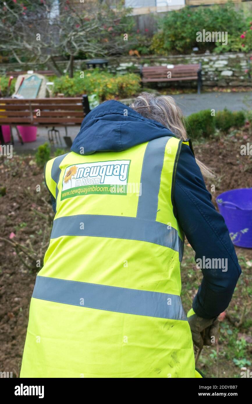 Working in community gardens hi-res stock photography and images - Alamy