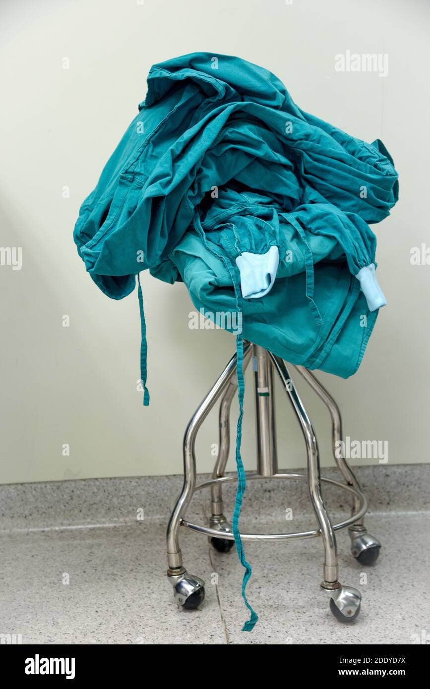 Surgeon changing room hi-res stock photography and images - Alamy