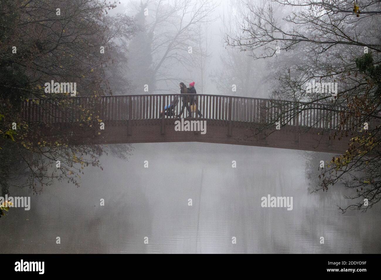 Chippenham, Wiltshire, UK. 27th November, 2020. Winter weather. With ...