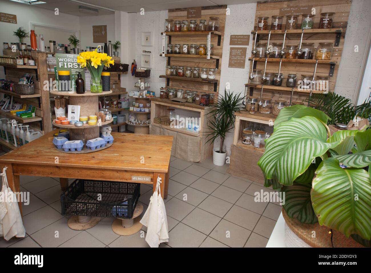 Inside a zero waste store in the UK Stock Photo - Alamy