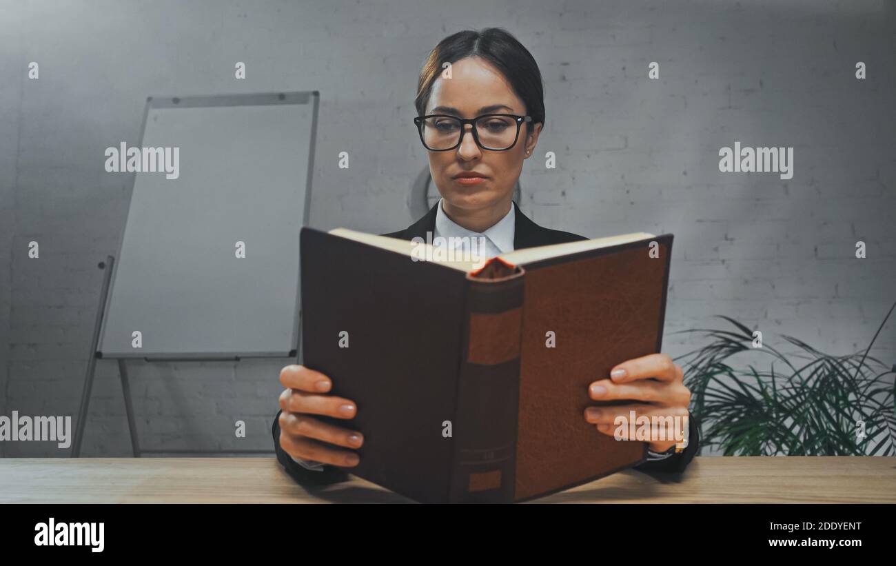 Agent read hi-res stock photography and images - Alamy