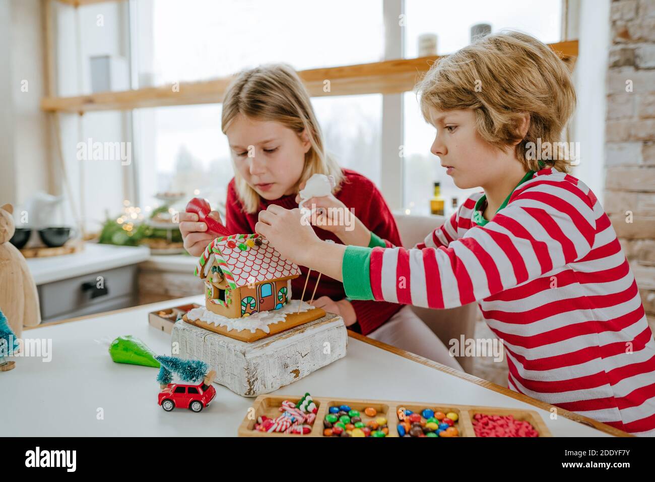 Children making gingerbread house hi-res stock photography and images ...