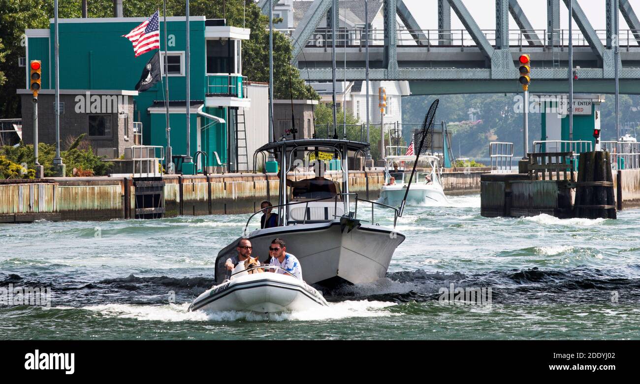 Medium sized boats hi-res stock photography and images - Alamy