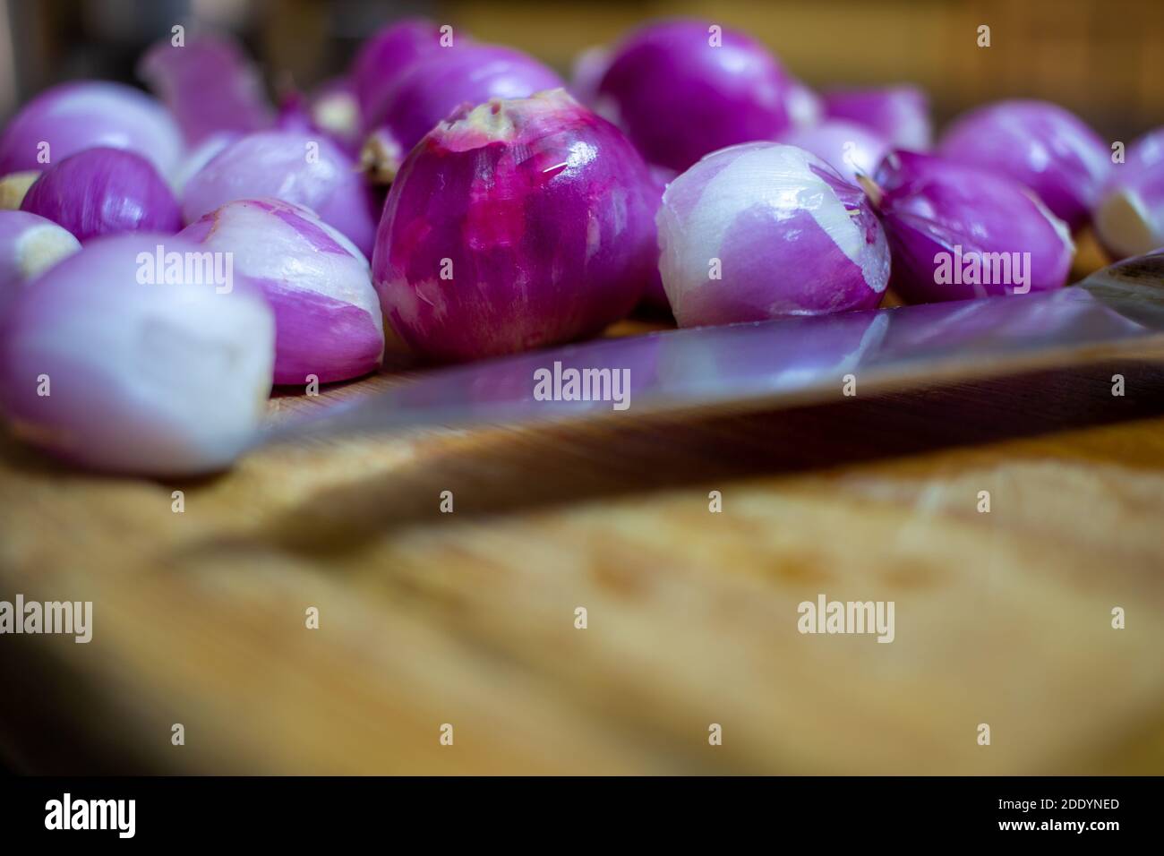Shallots peeled hi-res stock photography and images - Alamy
