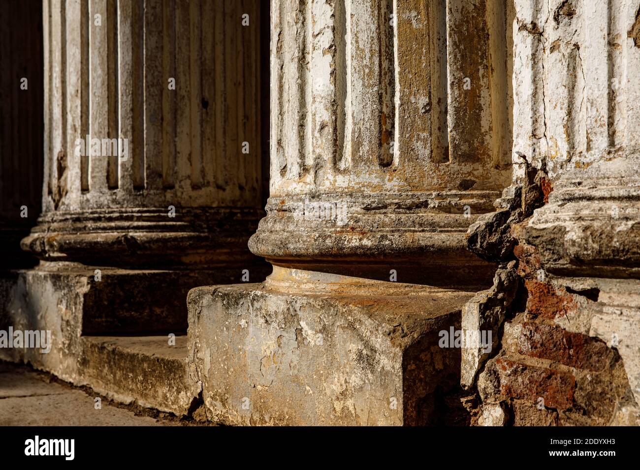 Flute columns hi-res stock photography and images - Alamy