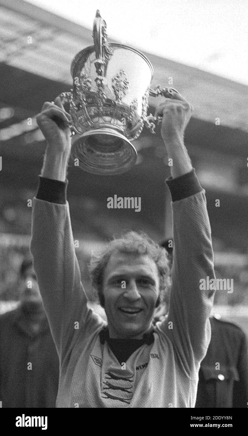 Mike bailey 1974 wolves hi-res stock photography and images - Alamy