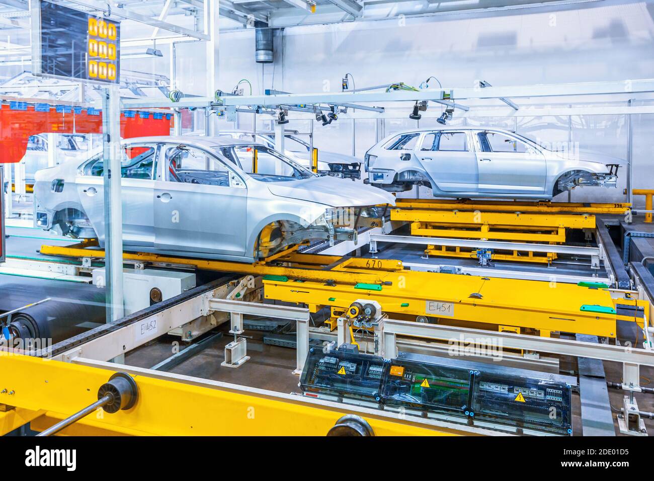 Cars conveyor hi-res stock photography and images - Alamy