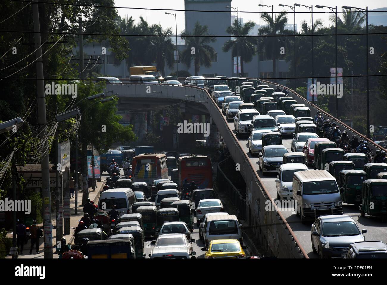 Traffic jam in fly over of dhaka city hi-res stock photography and ...