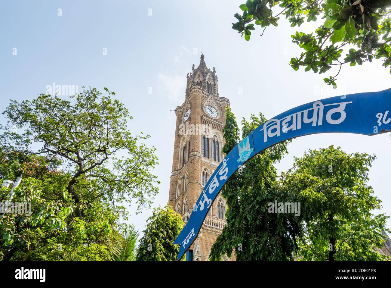 Main gate and Rajabai Clock tower of the University of Mumbai ...