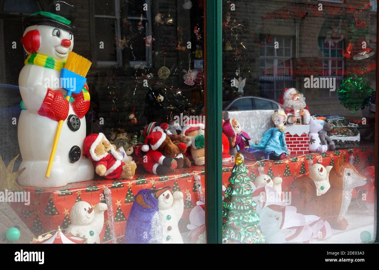Snowman window display hi-res stock photography and images - Alamy
