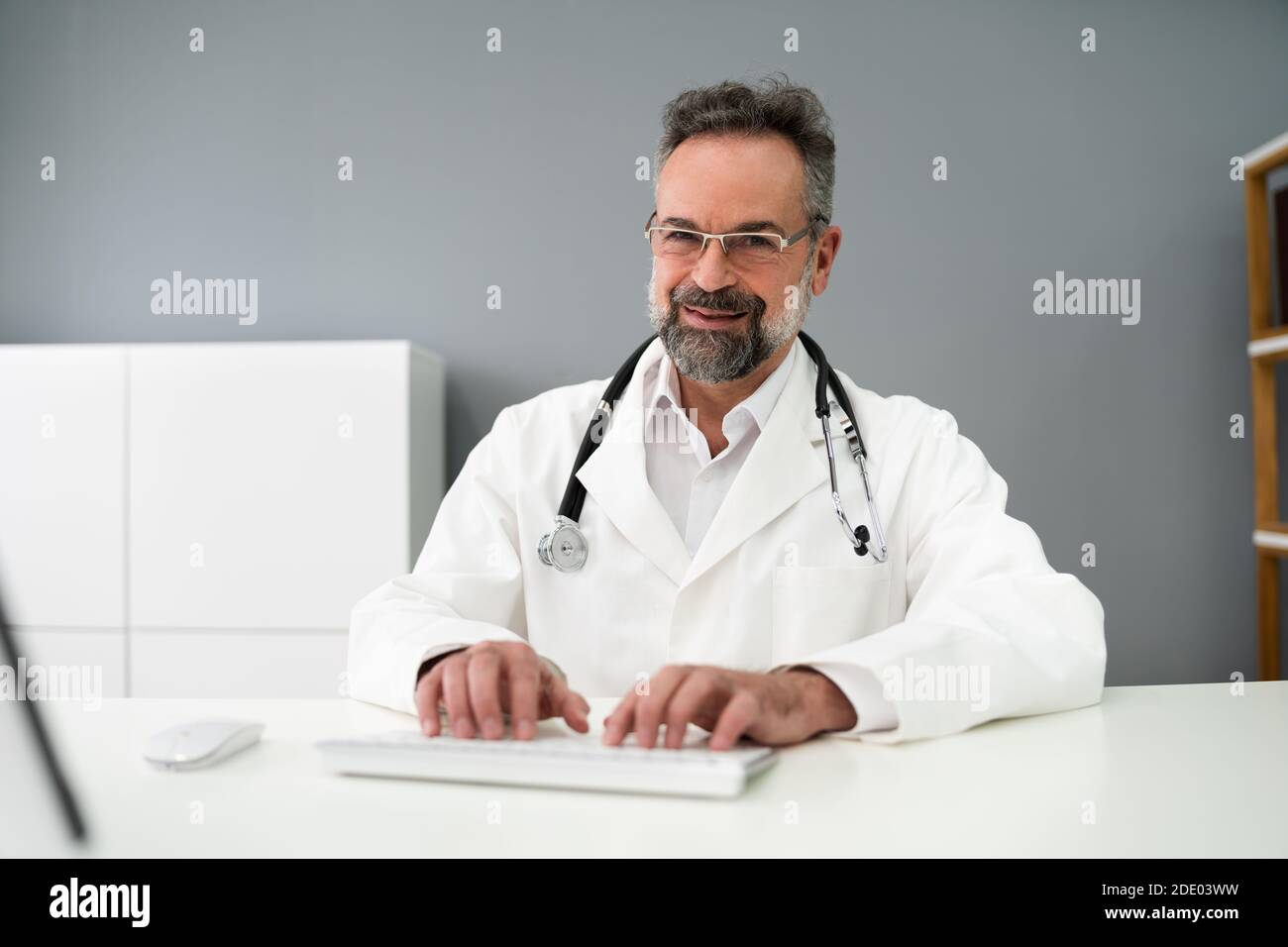 Man doctor hi-res stock photography and images - Alamy