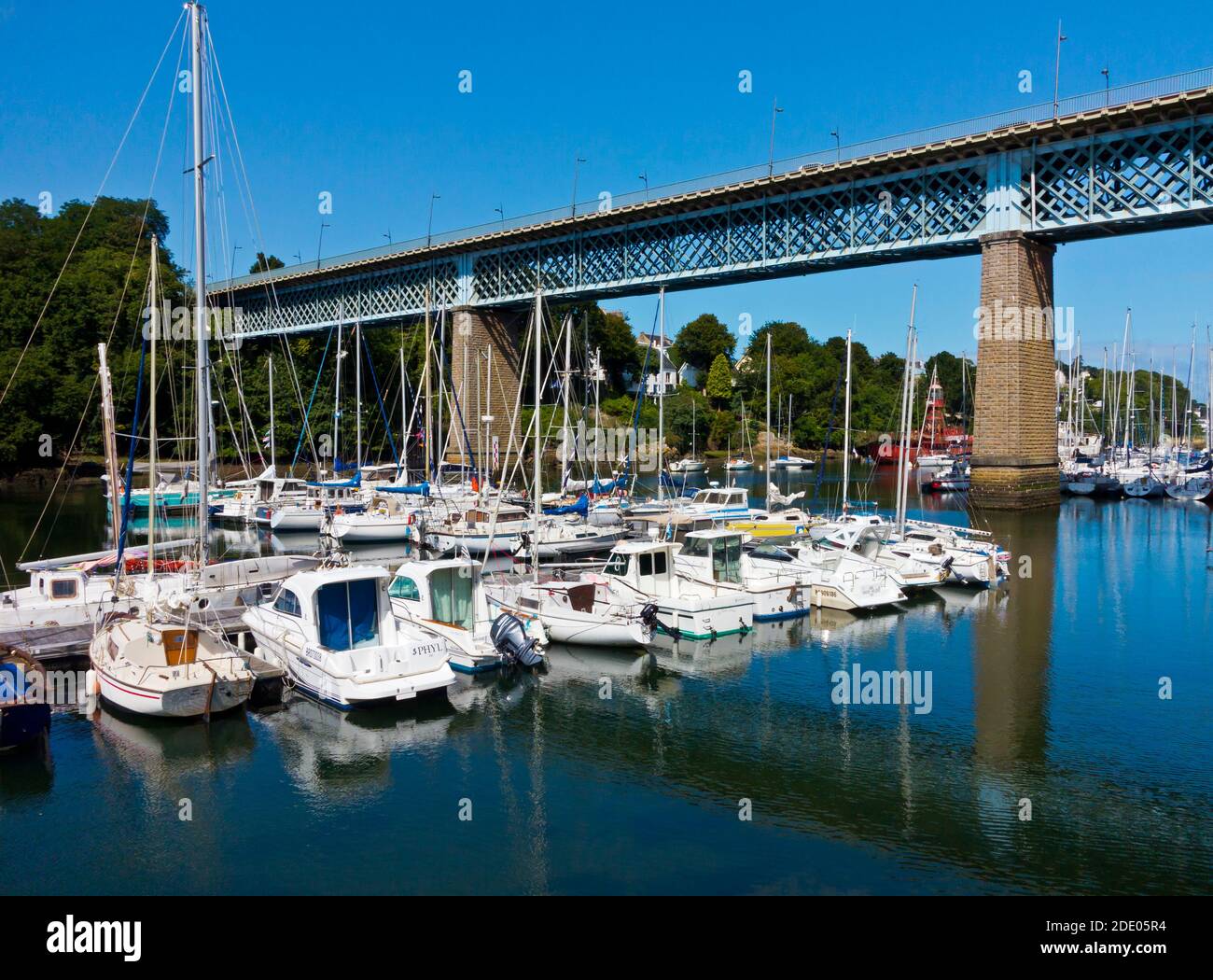 Pleasure boats and bridge in the harbour at Port Rhu in Douarnenez ...