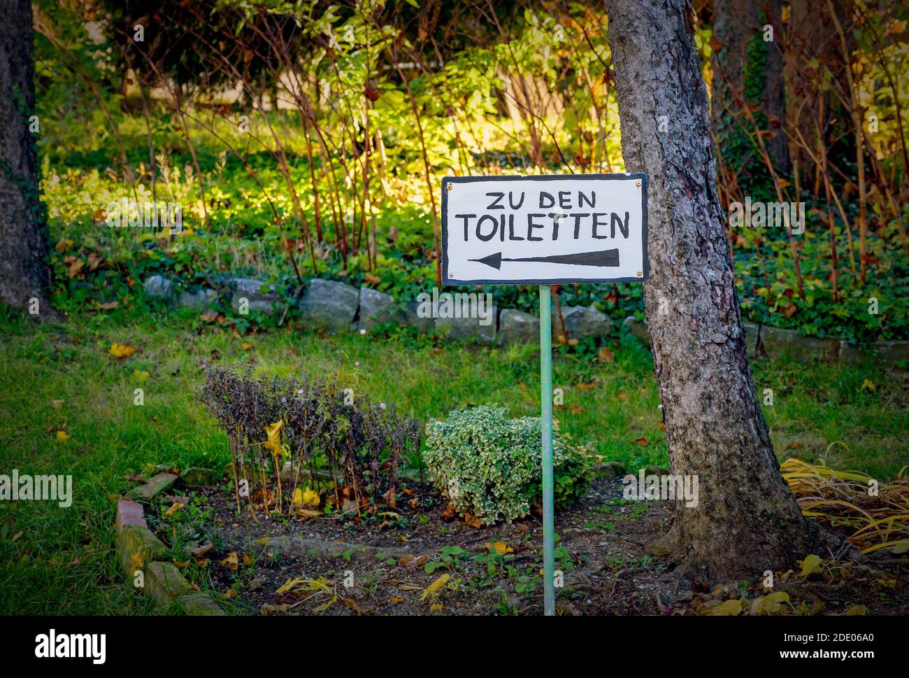 handmade direction sign "To the toilets" at the Viennese central ...