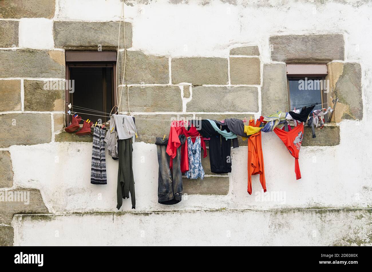 Clothes line and building hi-res stock photography and images - Alamy