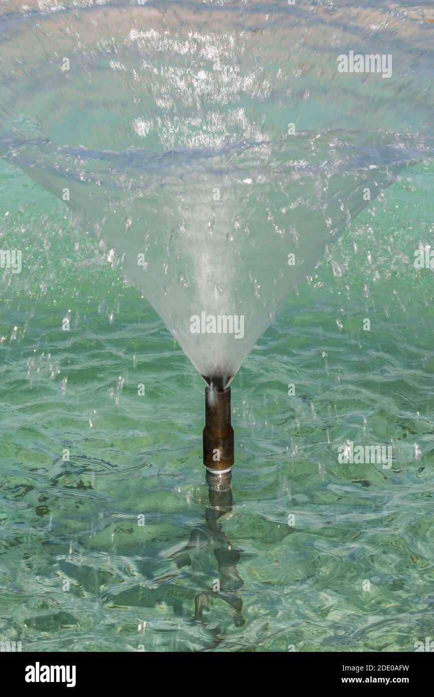 Circular pond with fountain hi-res stock photography and images - Alamy