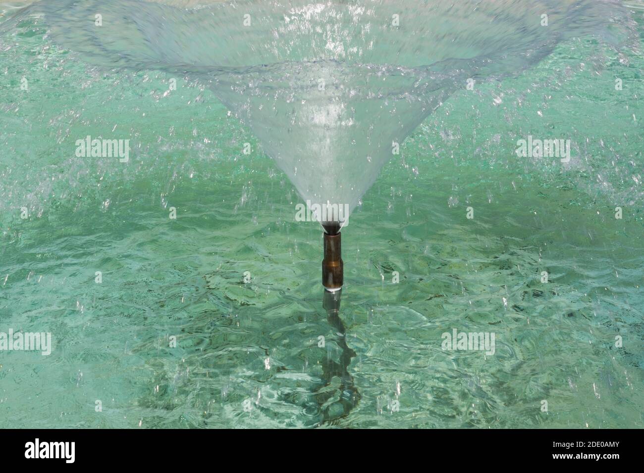 Circular pond with fountain hi-res stock photography and images - Alamy