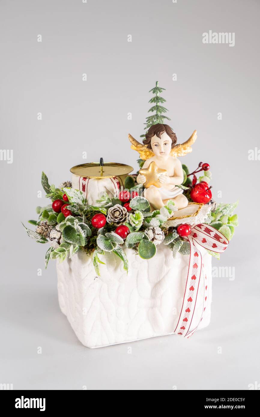 Advent wreath with silver ribbons Stock Photo - Alamy