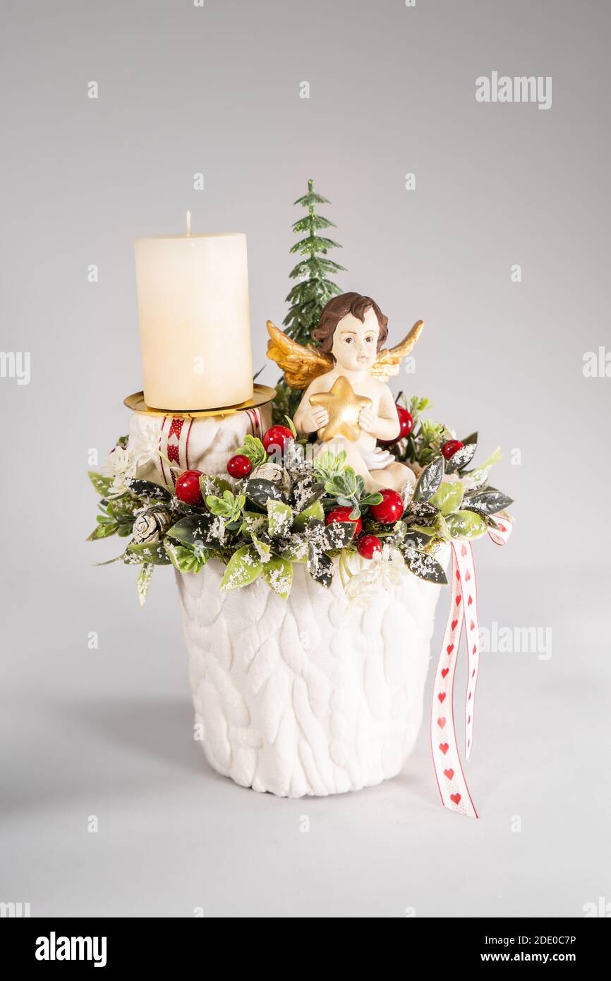 Advent wreath with silver ribbons Stock Photo - Alamy