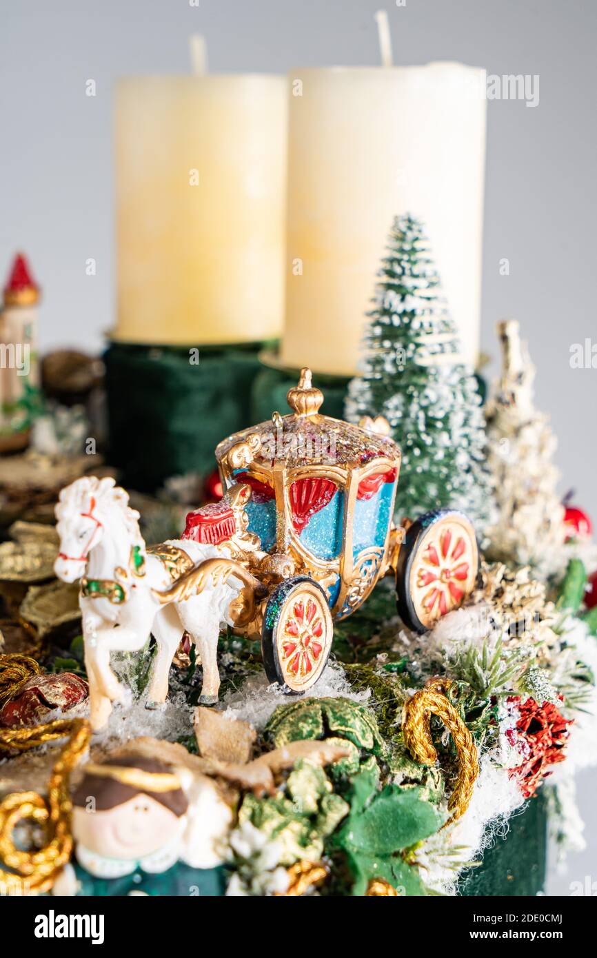 Advent wreath with silver ribbons Stock Photo - Alamy