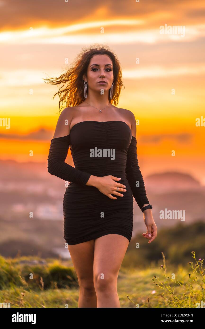 Girl wearing short dress hi-res stock photography and images - Alamy