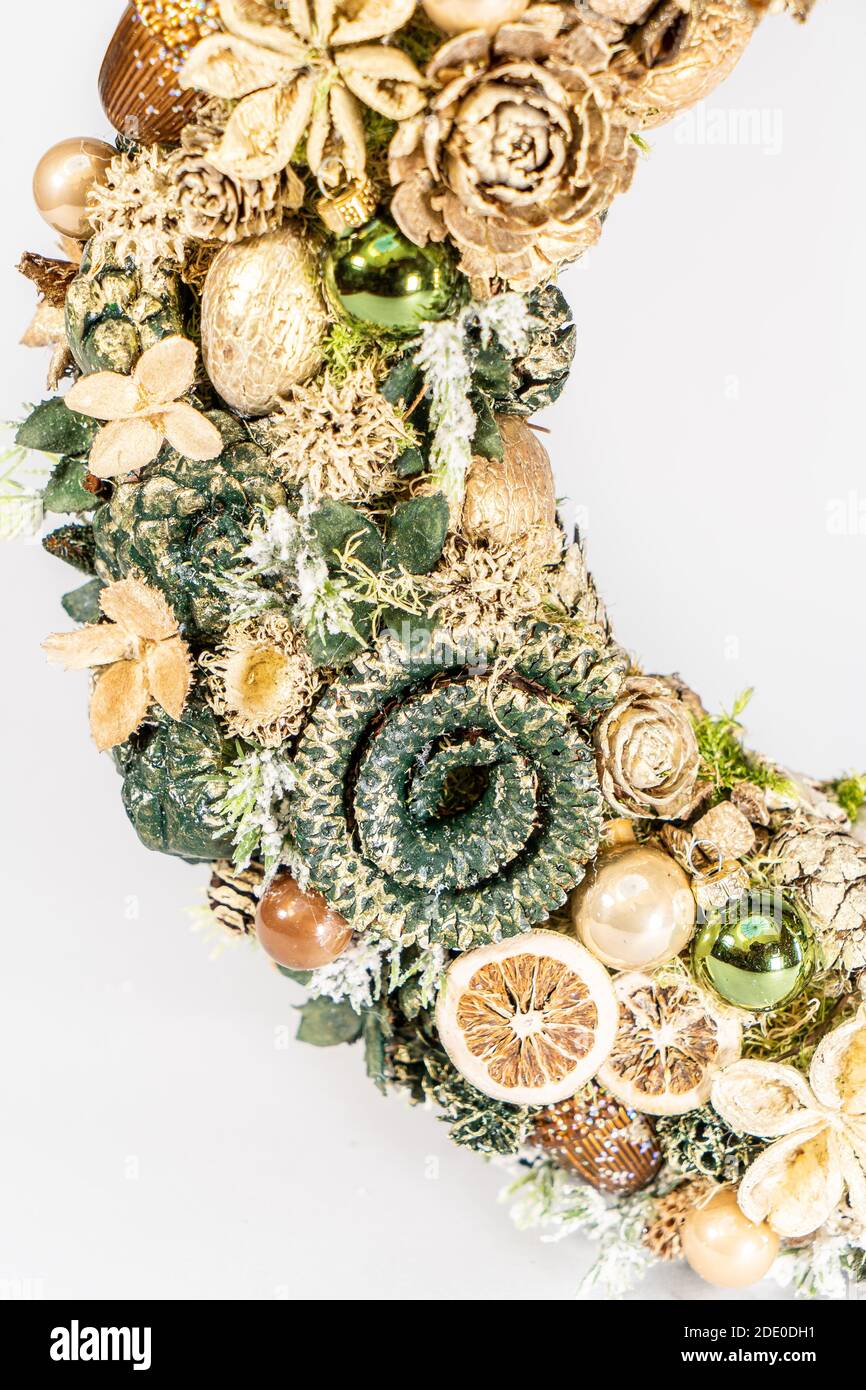 Advent wreath with silver ribbons Stock Photo - Alamy