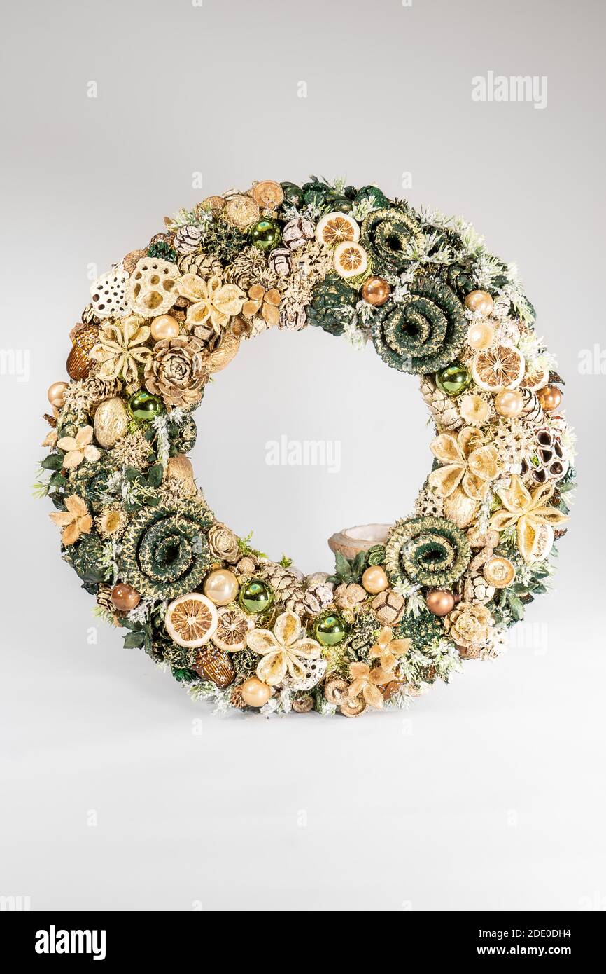 Advent wreath with silver ribbons Stock Photo - Alamy