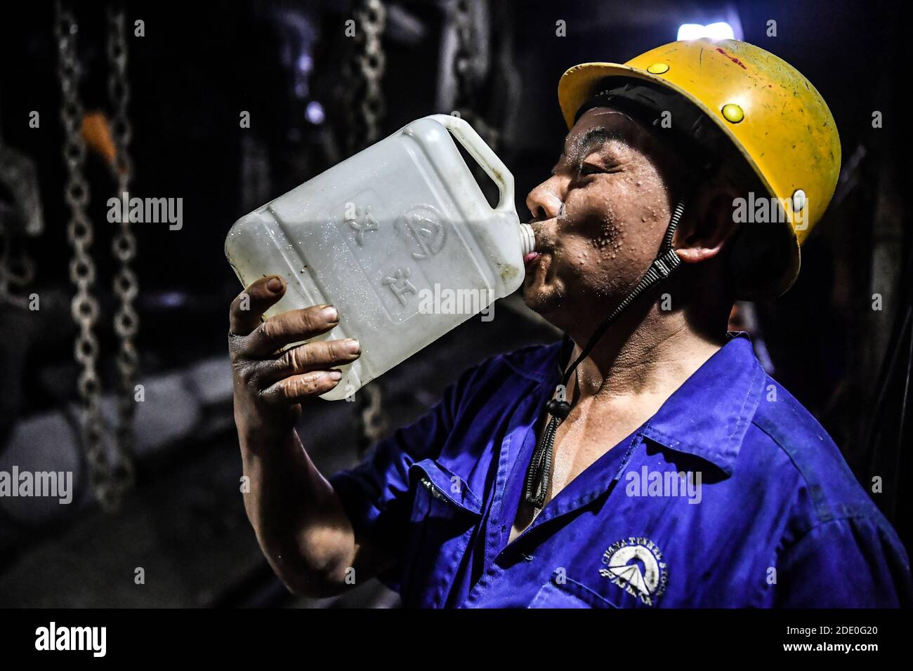 (201127) -- NINGSHAN, Nov. 27, 2020 (Xinhua) -- A worker drinks water ...