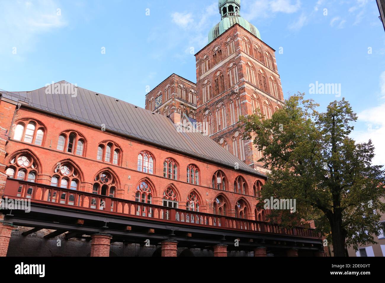 Historische Gebäude in der Altstadt von Stralsund in Mecklenburg ...