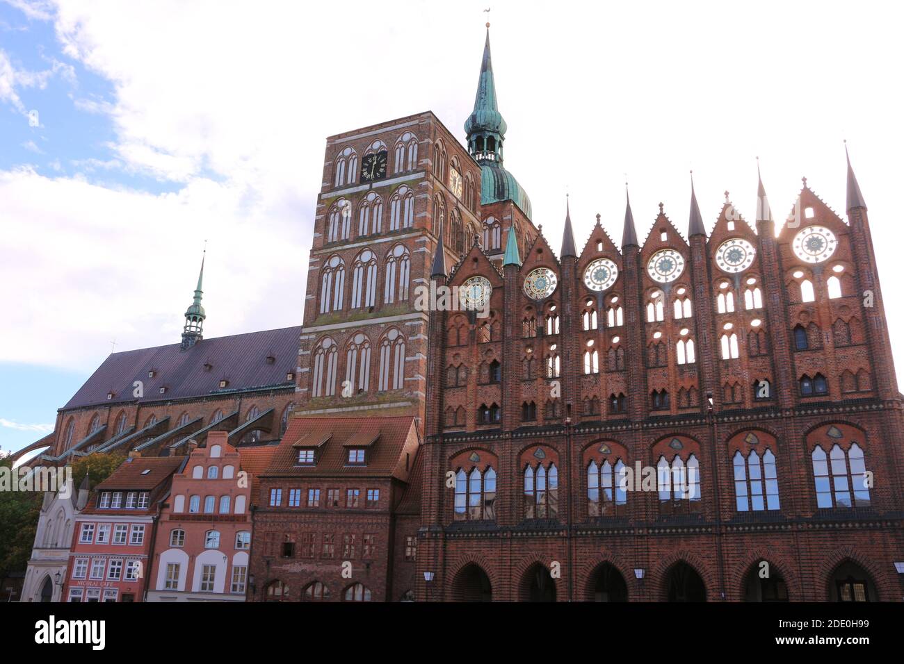 Historische Gebäude in der Altstadt von Stralsund in Mecklenburg ...