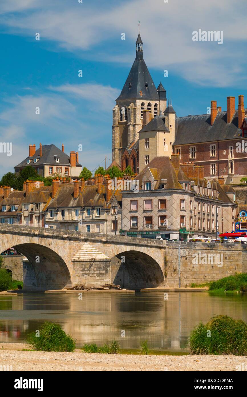 France, Loiret (45), Gien, old bridge also called Anne-de-Beaujeu ...