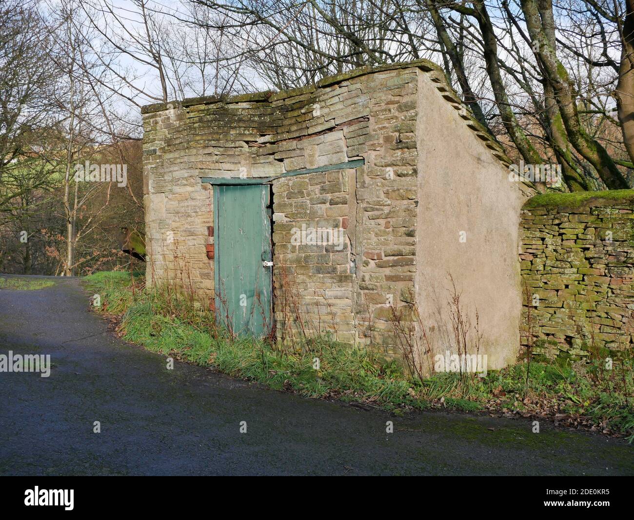 Old green front door hi-res stock photography and images - Alamy