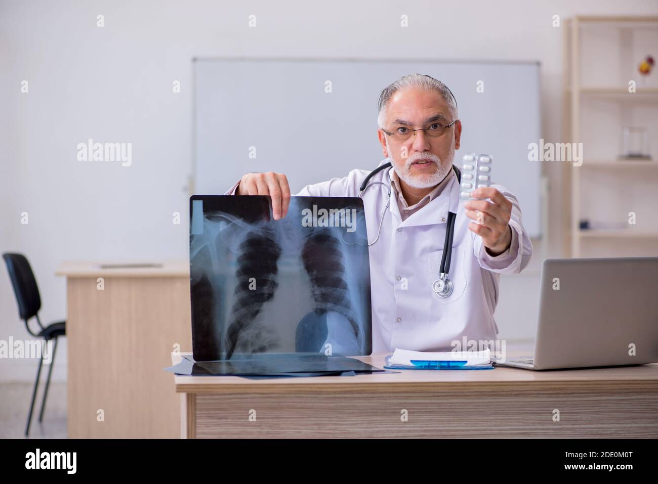 Old doctor radiologist working in the clinic Stock Photo - Alamy