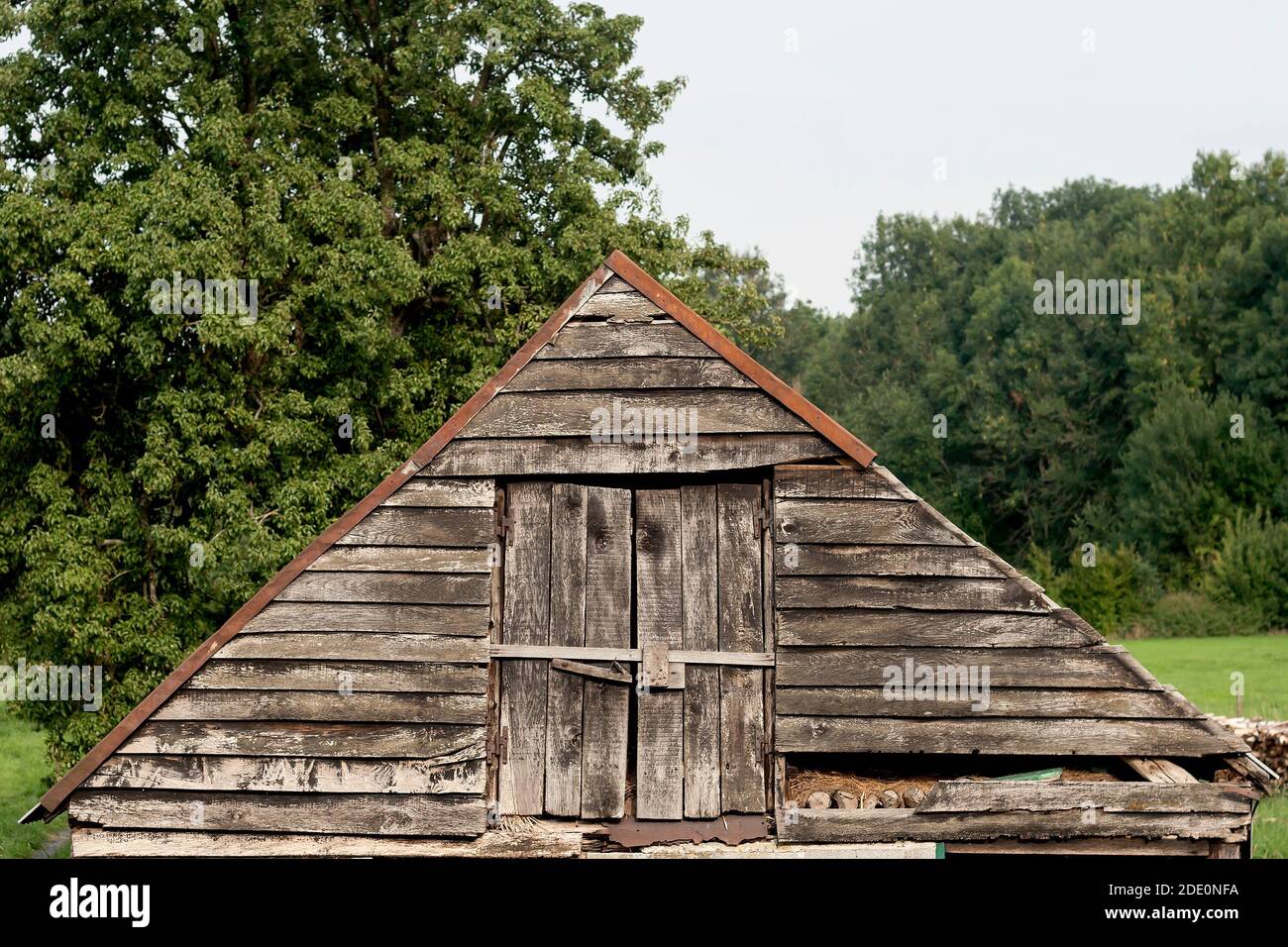 Old wooden barn Stock Photo - Alamy