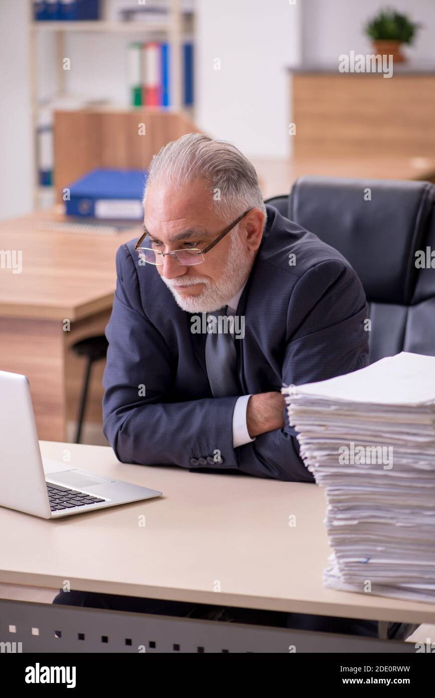 Old employee working in the office Stock Photo - Alamy