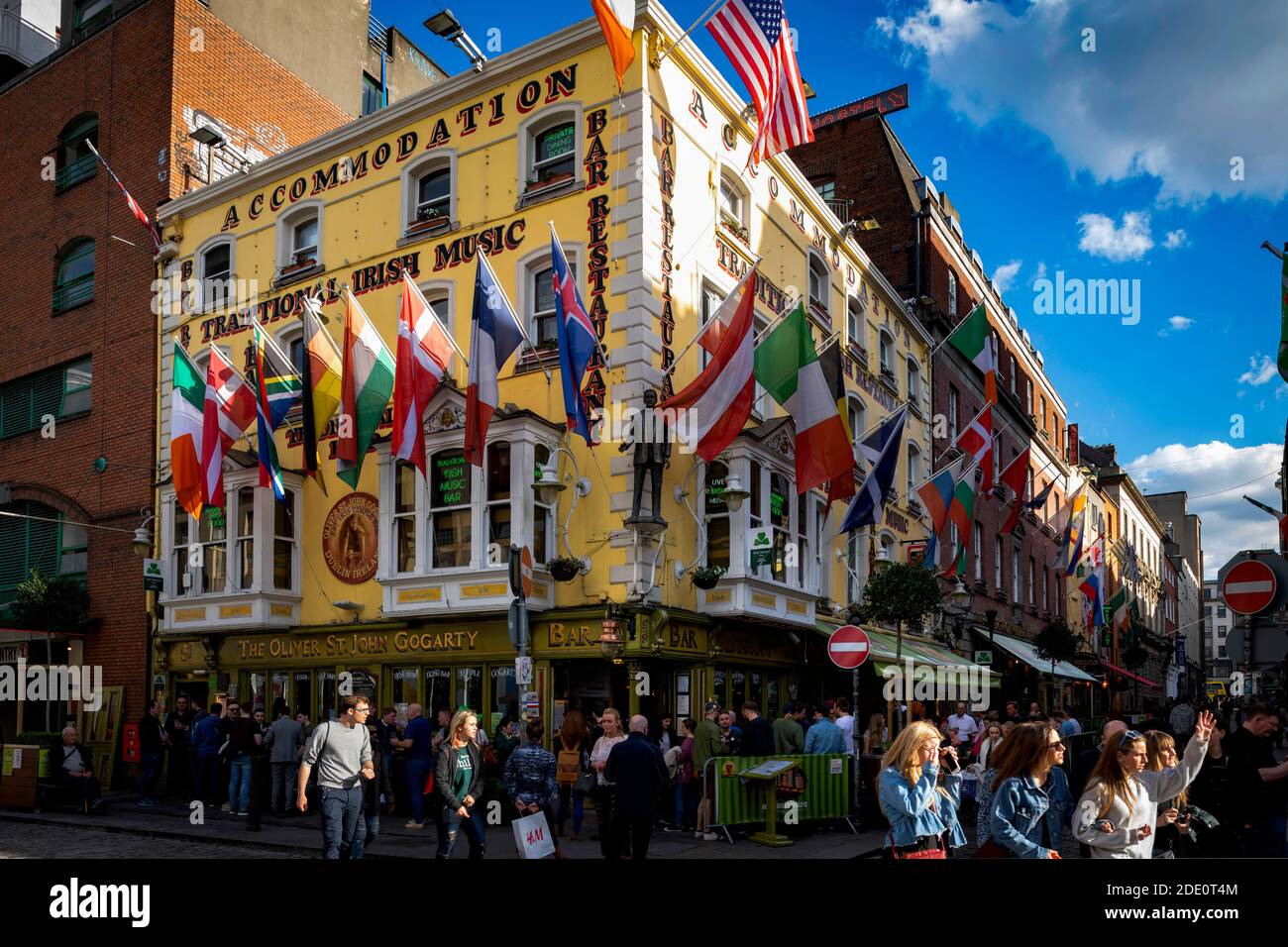 Busy street scenes in Temple Bar, The Quays Dublin, Ireland Stock Photo ...