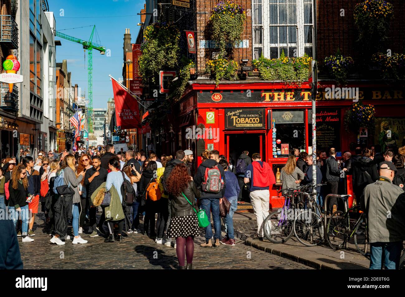 Busy street scenes in Temple Bar, The Quays Dublin, Ireland Stock Photo ...