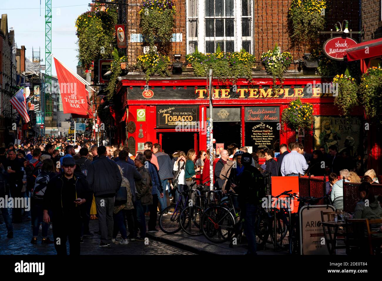 Busy street scenes in Temple Bar, The Quays Dublin, Ireland Stock Photo ...