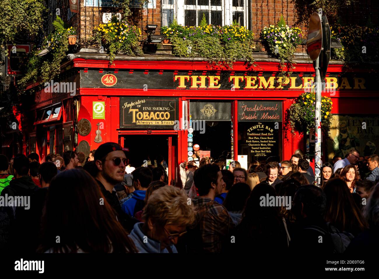 Busy street scenes in Temple Bar, The Quays Dublin, Ireland Stock Photo ...