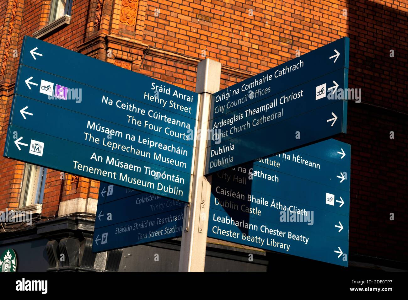 Tourist signpost in Temple bar Dublin Ireland Stock Photo - Alamy